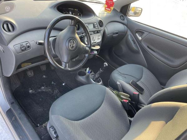 Pelēks Toyota Yaris 2003 Pagėgiai, ar dzinēja tilpumu 1.40 L un nobraukumu 311 tūkst. km par 1050 €, foto 6 vietnē AUTOMOTO.COM.LV