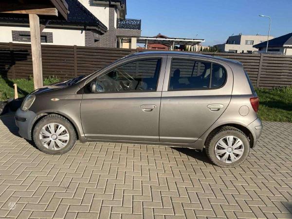 Grey Toyota Yaris 2003 in Klaipeda, with an engine capacity of 1.30 L and mileage of 180 thousand km for 1500 €, photo 1 on AUTOMOTO.COM.LV