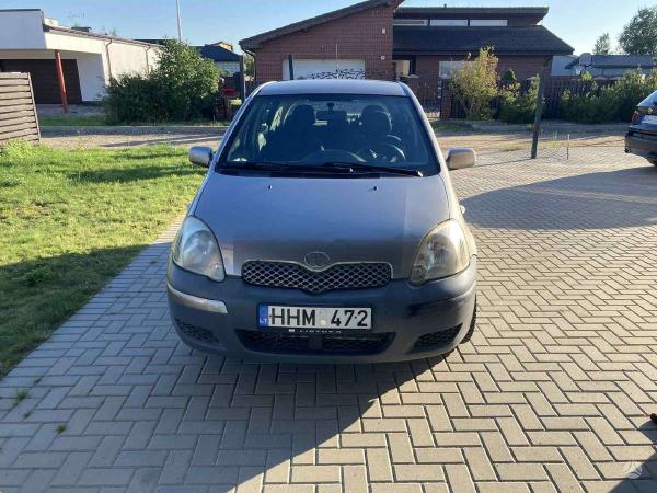 Grey Toyota Yaris 2003 in Klaipeda, with an engine capacity of 1.30 L and mileage of 180 thousand km for 1500 €, photo 2 on AUTOMOTO.COM.LV