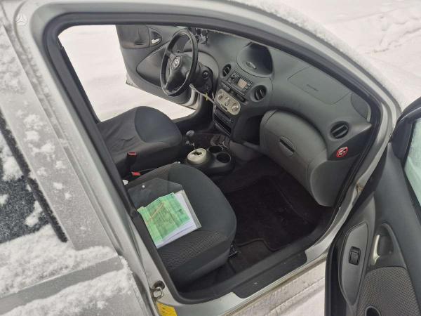 Grey Toyota Yaris 2003 in Vilnius, with an engine capacity of 1.00 L and mileage of 125 thousand km for 1400 €, photo 9 on AUTOMOTO.COM.LV