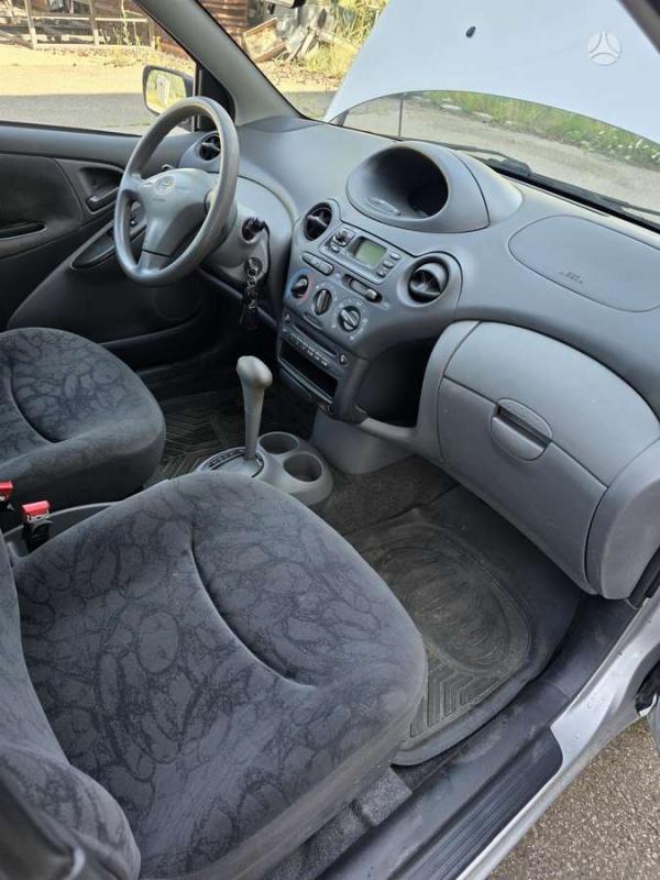 Pelēks Toyota Yaris 2003 Viļņa, ar dzinēja tilpumu 1.30 L un nobraukumu 218 tūkst. km par 1950 €, foto 8 vietnē AUTOMOTO.COM.LV