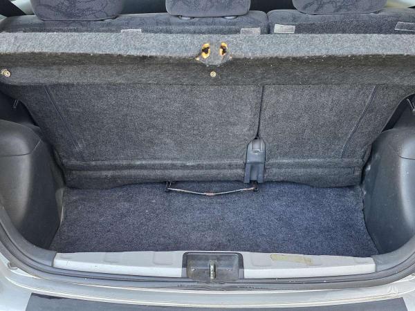 Pelēks Toyota Yaris 2003 Viļņa, ar dzinēja tilpumu 1.30 L un nobraukumu 218 tūkst. km par 1950 €, foto 10 vietnē AUTOMOTO.COM.LV