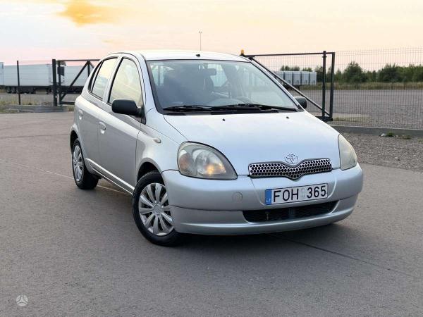 Pelēks Toyota Yaris 2003 Viļņa, ar dzinēja tilpumu 1.30 L un nobraukumu 128 tūkst. km par 2300 €, foto 1 vietnē AUTOMOTO.COM.LV