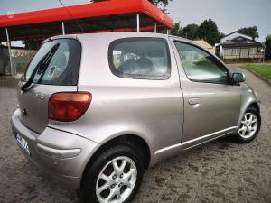 Grey Toyota Yaris 2003 in Vilnius, with an engine capacity of 1.30 L and mileage of 183 thousand km for 1750 €, photo 9 on AUTOMOTO.COM.LV