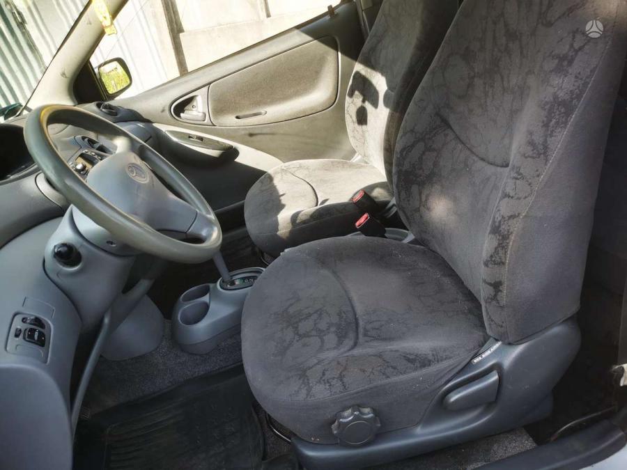 Pelēks Toyota Yaris 2003 Viļņa, ar dzinēja tilpumu 1.30 L un nobraukumu 225 tūkst. km par 2350 €, foto 10 vietnē AUTOMOTO.COM.LV