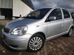 Grey Toyota Yaris 2003 in Vilnius, with an engine capacity of 1.30 L and mileage of 153 thousand km for 2750 €, photo 1 on AUTOMOTO.COM.LV