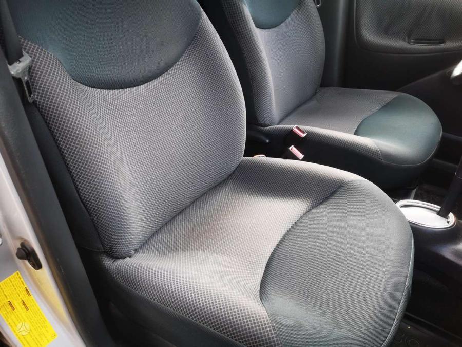 Grey Toyota Yaris 2003 in Vilnius, with an engine capacity of 1.30 L and mileage of 153 thousand km for 2750 €, photo 16 on AUTOMOTO.COM.LV