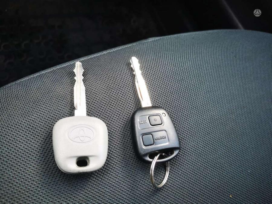 Grey Toyota Yaris 2003 in Vilnius, with an engine capacity of 1.30 L and mileage of 153 thousand km for 2750 €, photo 26 on AUTOMOTO.COM.LV