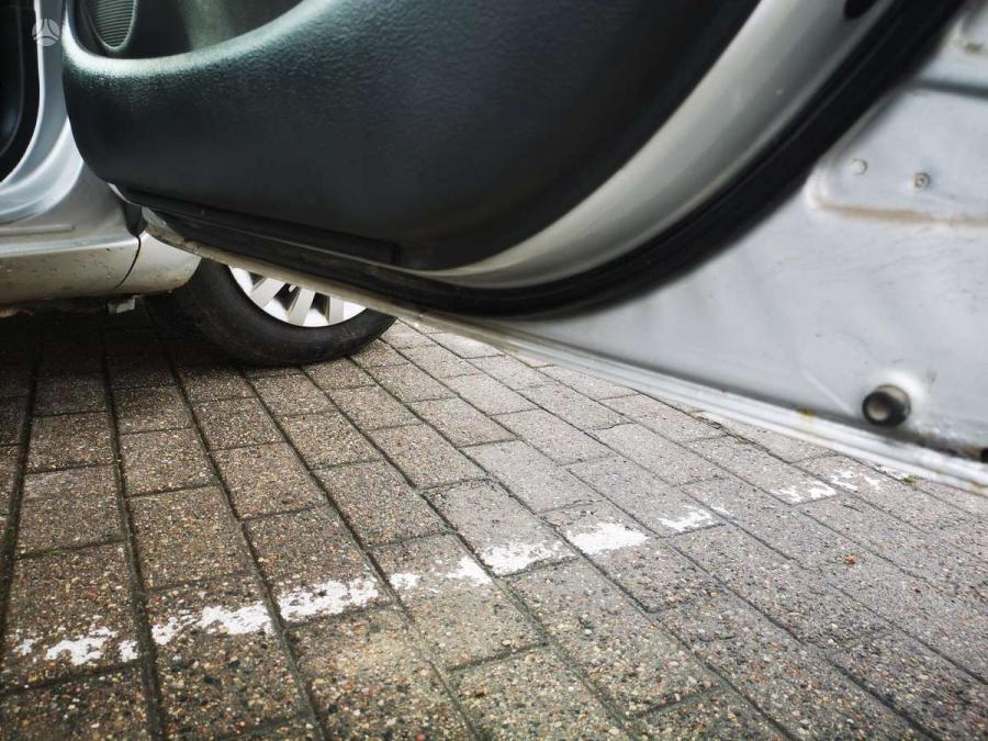 Pelēks Toyota Yaris 2003 Viļņa, ar dzinēja tilpumu 1.30 L un nobraukumu 153 tūkst. km par 2750 €, foto 24 vietnē AUTOMOTO.COM.LV