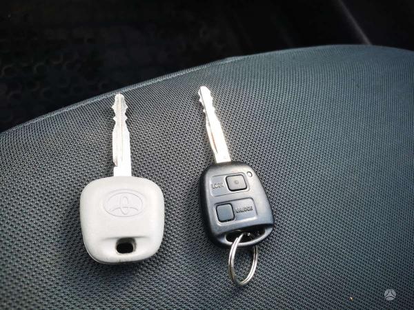 Серый Тойота Ярис 2003 в Вильнюс, объемом двигателя 1.30 л и пробегом 154 тыс. км за 2750 €, фото 11 на AUTOMOTO.COM.LV