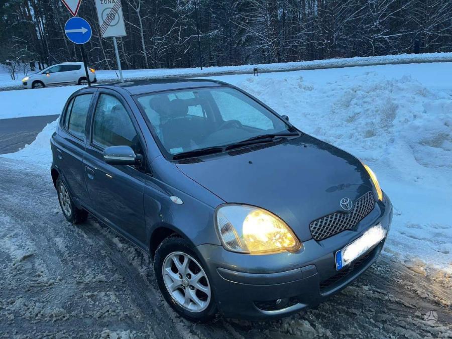 Pelēks Toyota Yaris 2004 Viļņa, ar dzinēja tilpumu 1.36 L un nobraukumu 148 tūkst. km par 850 €, foto 1 vietnē AUTOMOTO.COM.LV