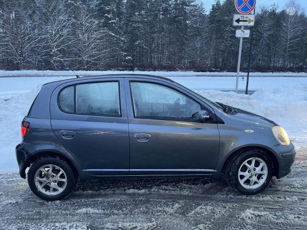 Pelēks Toyota Yaris 2004 Viļņa, ar dzinēja tilpumu 1.36 L un nobraukumu 148 tūkst. km par 850 €, foto 2 vietnē AUTOMOTO.COM.LV
