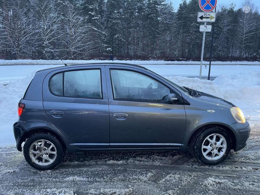 Pelēks Toyota Yaris 2004 Viļņa, ar dzinēja tilpumu 1.36 L un nobraukumu 148 tūkst. km par 850 €, foto 2 vietnē AUTOMOTO.COM.LV