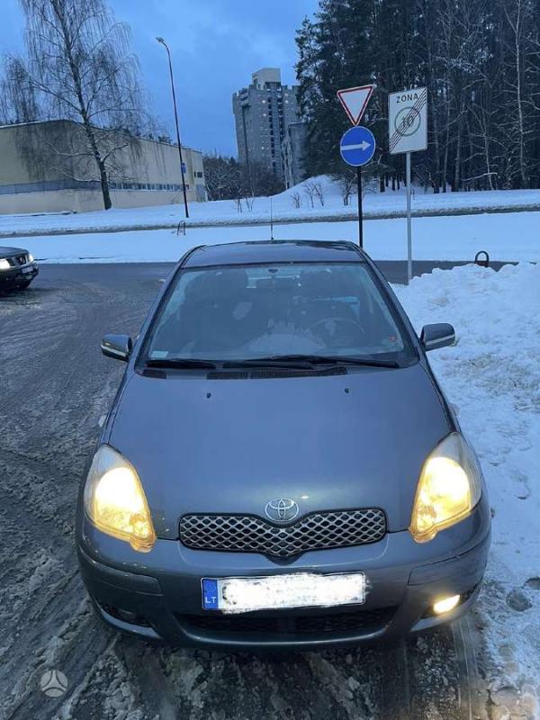 Pelēks Toyota Yaris 2004 Viļņa, ar dzinēja tilpumu 1.36 L un nobraukumu 148 tūkst. km par 850 €, foto 9 vietnē AUTOMOTO.COM.LV