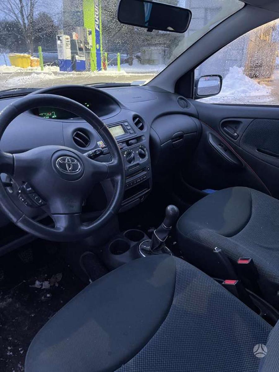 Pelēks Toyota Yaris 2004 Viļņa, ar dzinēja tilpumu 1.36 L un nobraukumu 148 tūkst. km par 850 €, foto 10 vietnē AUTOMOTO.COM.LV