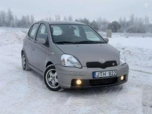 Pelēks Toyota Yaris 2004 Viļņa, ar dzinēja tilpumu 1.50 L un nobraukumu 154 tūkst. km par 2200 €, foto  vietnē AUTOMOTO.COM.LV