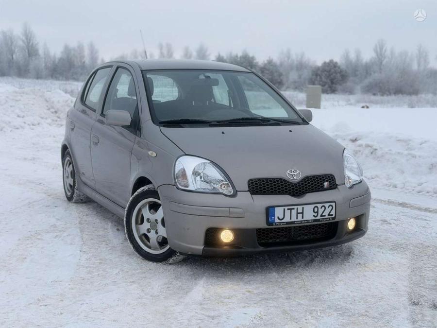 Pelēks Toyota Yaris 2004 Viļņa, ar dzinēja tilpumu 1.50 L un nobraukumu 154 tūkst. km par 2200 €, foto 1 vietnē AUTOMOTO.COM.LV