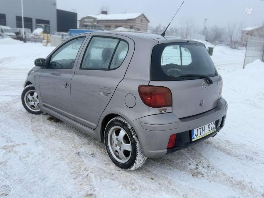 Pelēks Toyota Yaris 2004 Viļņa, ar dzinēja tilpumu 1.50 L un nobraukumu 154 tūkst. km par 2200 €, foto 4 vietnē AUTOMOTO.COM.LV