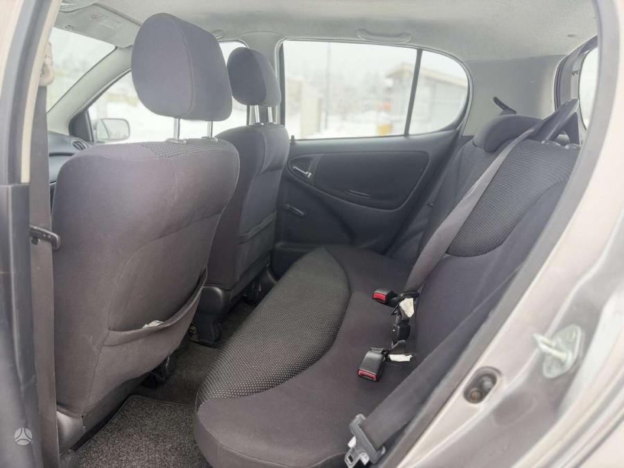 Pelēks Toyota Yaris 2004 Viļņa, ar dzinēja tilpumu 1.50 L un nobraukumu 154 tūkst. km par 2200 €, foto 8 vietnē AUTOMOTO.COM.LV