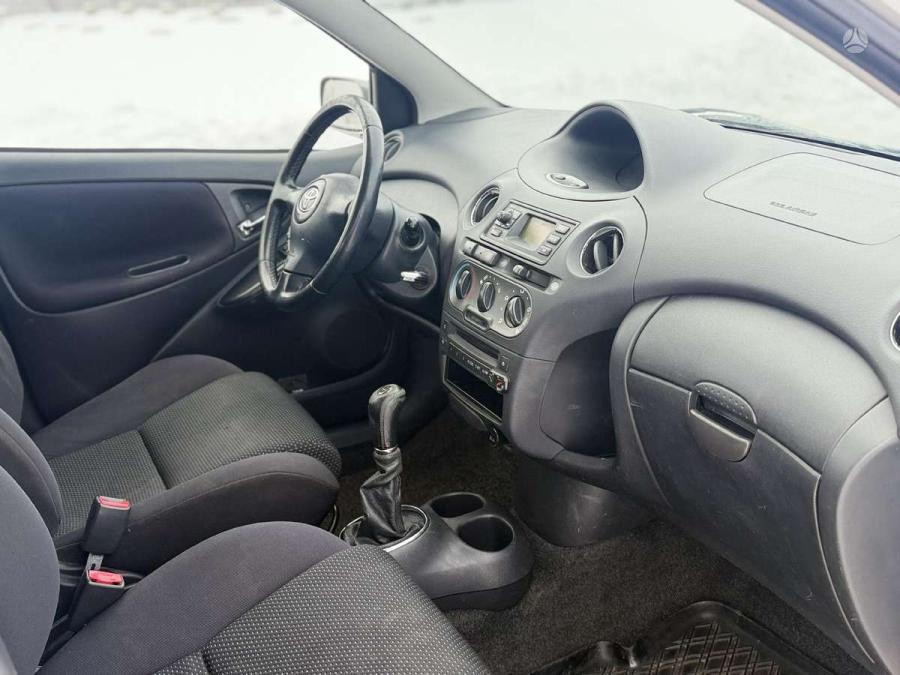 Pelēks Toyota Yaris 2004 Viļņa, ar dzinēja tilpumu 1.50 L un nobraukumu 154 tūkst. km par 2200 €, foto 11 vietnē AUTOMOTO.COM.LV