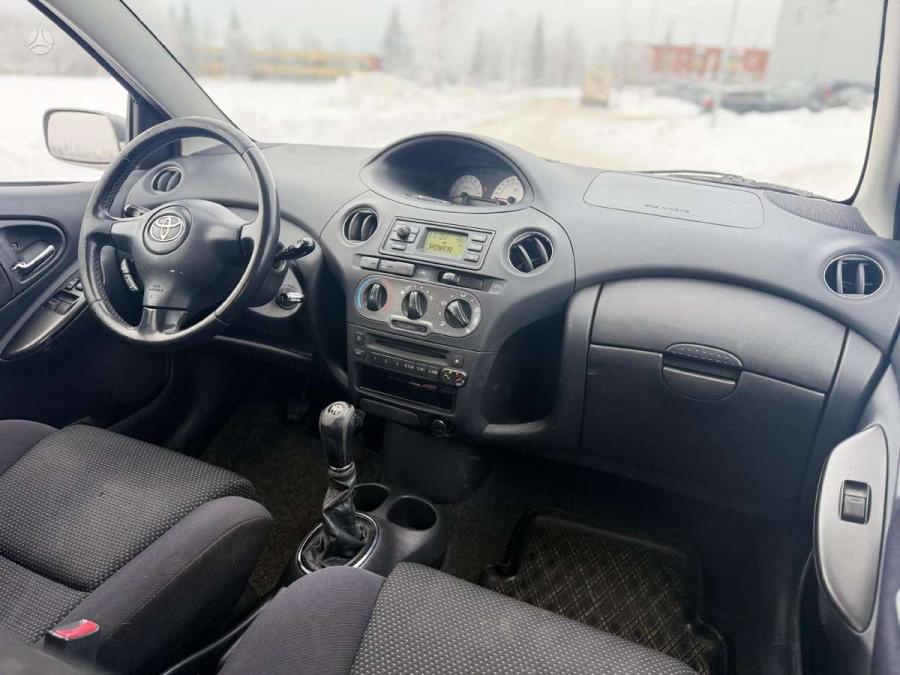 Pelēks Toyota Yaris 2004 Viļņa, ar dzinēja tilpumu 1.50 L un nobraukumu 154 tūkst. km par 2200 €, foto 12 vietnē AUTOMOTO.COM.LV