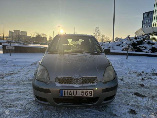 Pelēks Toyota Yaris 2004 Viļņa, ar dzinēja tilpumu 1.00 L un nobraukumu 177 tūkst. km par 450 €, foto 2 vietnē AUTOMOTO.COM.LV