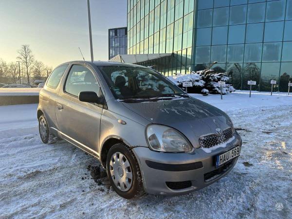 Pelēks Toyota Yaris 2004 Viļņa, ar dzinēja tilpumu 1.00 L un nobraukumu 177 tūkst. km par 450 €, foto 3 vietnē AUTOMOTO.COM.LV
