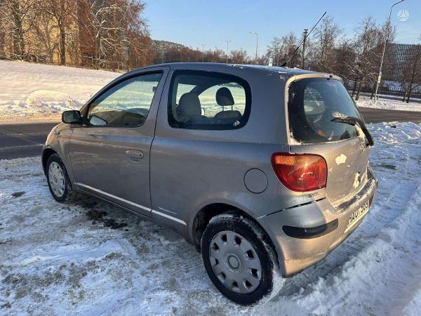 Pelēks Toyota Yaris 2004 Viļņa, ar dzinēja tilpumu 1.00 L un nobraukumu 177 tūkst. km par 450 €, foto 5 vietnē AUTOMOTO.COM.LV