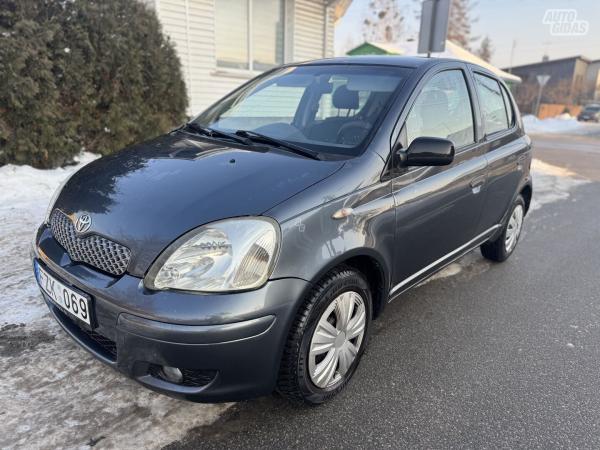 Pelēks Toyota Yaris 2004 Kauņa, ar dzinēja tilpumu 1.40 L un nobraukumu 270 tūkst. km par 1000 €, foto 1 vietnē AUTOMOTO.COM.LV