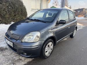 Pelēks Toyota Yaris 2004 Kauņa, ar dzinēja tilpumu 1.40 L un nobraukumu 270 tūkst. km par 1000 €, foto  vietnē AUTOMOTO.COM.LV