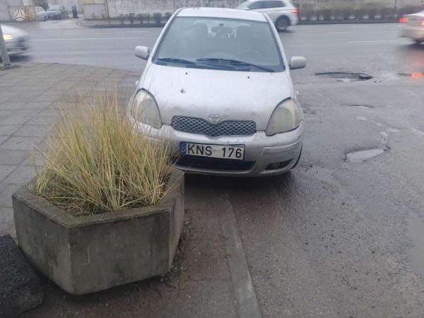 Grey Toyota Yaris 2004 in Vilnius, with an engine capacity of 1.40 L and mileage of 18 thousand km for 700 €, photo 3 on AUTOMOTO.COM.LV