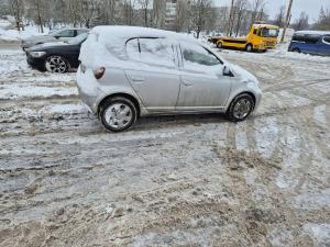 Pelēks Toyota Yaris 2004 Viļņa, ar dzinēja tilpumu 1.00 L un nobraukumu 190 tūkst. km par 900 €, foto  vietnē AUTOMOTO.COM.LV