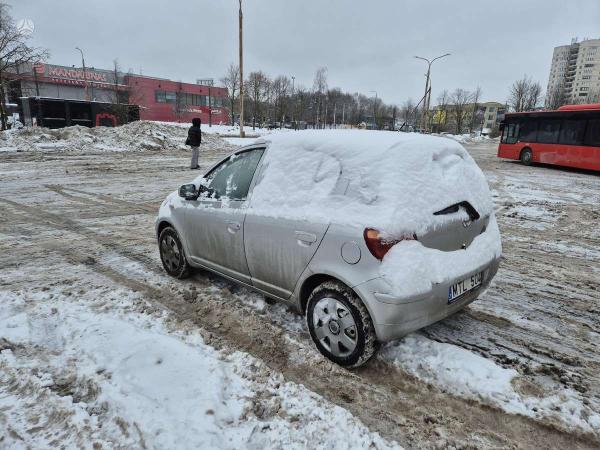 Pelēks Toyota Yaris 2004 Viļņa, ar dzinēja tilpumu 1.00 L un nobraukumu 190 tūkst. km par 900 €, foto 3 vietnē AUTOMOTO.COM.LV
