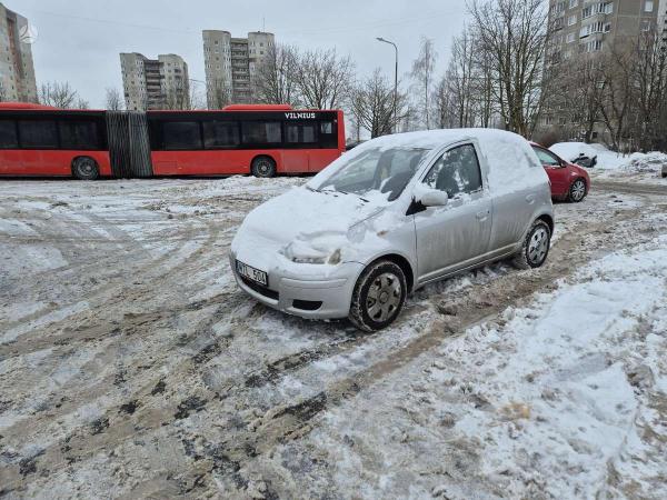 Pelēks Toyota Yaris 2004 Viļņa, ar dzinēja tilpumu 1.00 L un nobraukumu 190 tūkst. km par 900 €, foto 4 vietnē AUTOMOTO.COM.LV