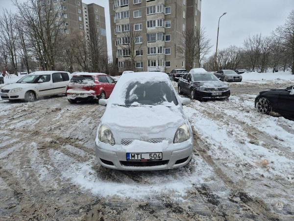 Pelēks Toyota Yaris 2004 Viļņa, ar dzinēja tilpumu 1.00 L un nobraukumu 190 tūkst. km par 900 €, foto 5 vietnē AUTOMOTO.COM.LV