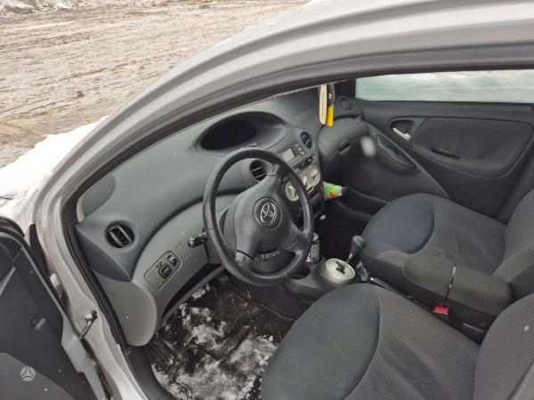 Pelēks Toyota Yaris 2004 Viļņa, ar dzinēja tilpumu 1.00 L un nobraukumu 190 tūkst. km par 900 €, foto 8 vietnē AUTOMOTO.COM.LV
