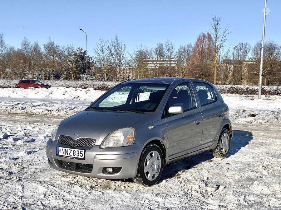 Pelēks Toyota Yaris 2004 Viļņa, ar dzinēja tilpumu 1.30 L un nobraukumu 186 tūkst. km par 2500 €, foto 1 vietnē AUTOMOTO.COM.LV