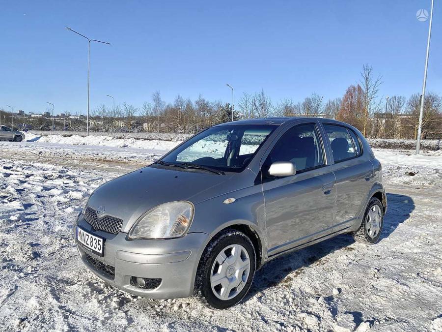 Pelēks Toyota Yaris 2004 Viļņa, ar dzinēja tilpumu 1.30 L un nobraukumu 186 tūkst. km par 2500 €, foto 2 vietnē AUTOMOTO.COM.LV