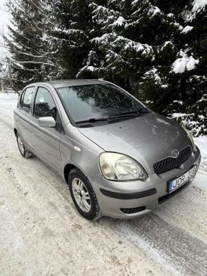 Grey Toyota Yaris 2004 in Vilnius, with an engine capacity of 1.36 L and mileage of 282 thousand km for 1700 €, photo  on AUTOMOTO.COM.LV