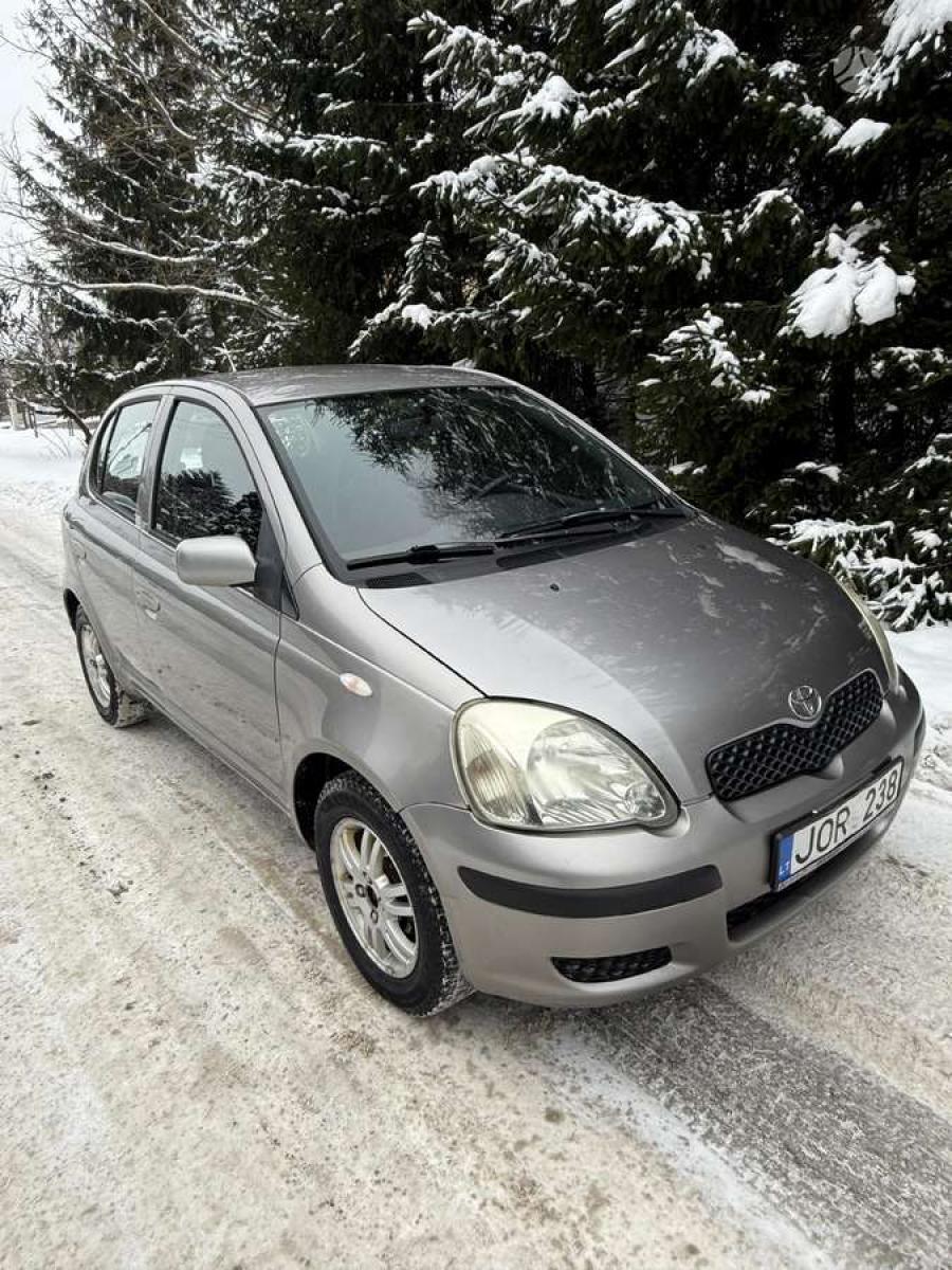 Pelēks Toyota Yaris 2004 Viļņa, ar dzinēja tilpumu 1.36 L un nobraukumu 282 tūkst. km par 1700 €, foto 1 vietnē AUTOMOTO.COM.LV