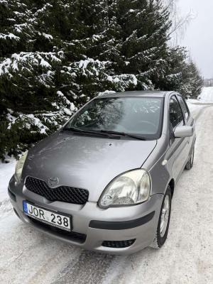 Pelēks Toyota Yaris 2004 Viļņa, ar dzinēja tilpumu 1.36 L un nobraukumu 282 tūkst. km par 1700 €, foto 2 vietnē AUTOMOTO.COM.LV