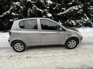 Pelēks Toyota Yaris 2004 Viļņa, ar dzinēja tilpumu 1.36 L un nobraukumu 282 tūkst. km par 1700 €, foto 3 vietnē AUTOMOTO.COM.LV