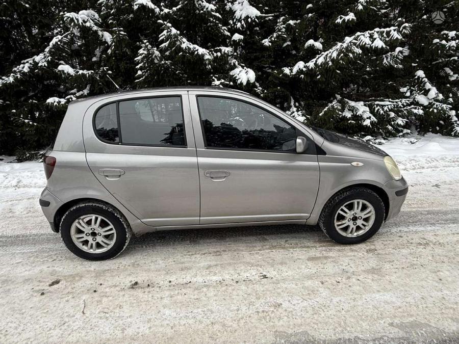 Pelēks Toyota Yaris 2004 Viļņa, ar dzinēja tilpumu 1.36 L un nobraukumu 282 tūkst. km par 1700 €, foto 3 vietnē AUTOMOTO.COM.LV