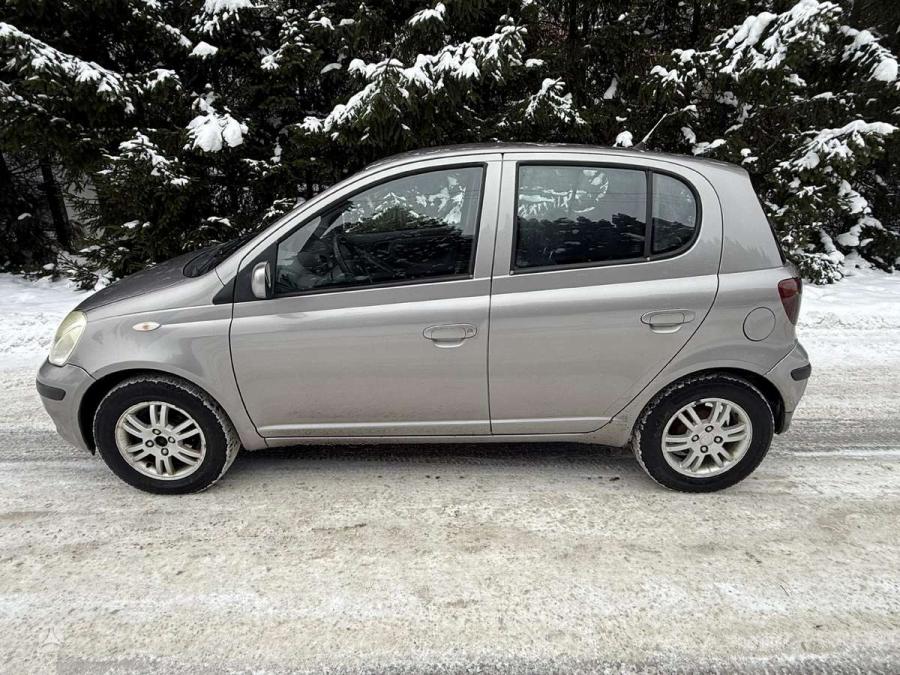 Pelēks Toyota Yaris 2004 Viļņa, ar dzinēja tilpumu 1.36 L un nobraukumu 282 tūkst. km par 1700 €, foto 4 vietnē AUTOMOTO.COM.LV