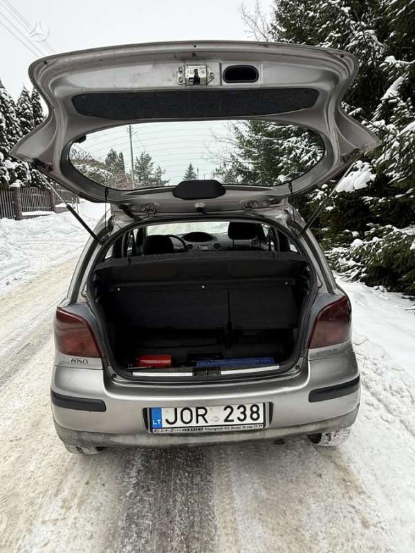 Grey Toyota Yaris 2004 in Vilnius, with an engine capacity of 1.36 L and mileage of 282 thousand km for 1700 €, photo 9 on AUTOMOTO.COM.LV