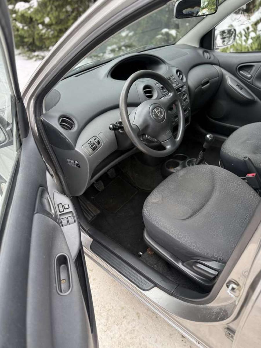Pelēks Toyota Yaris 2004 Viļņa, ar dzinēja tilpumu 1.36 L un nobraukumu 282 tūkst. km par 1700 €, foto 11 vietnē AUTOMOTO.COM.LV