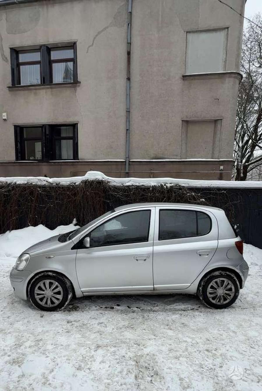 Grey Toyota Yaris 2004 in Kaunas, with an engine capacity of 0.00 L and mileage of 190 thousand km for 990 €, photo 2 on AUTOMOTO.COM.LV