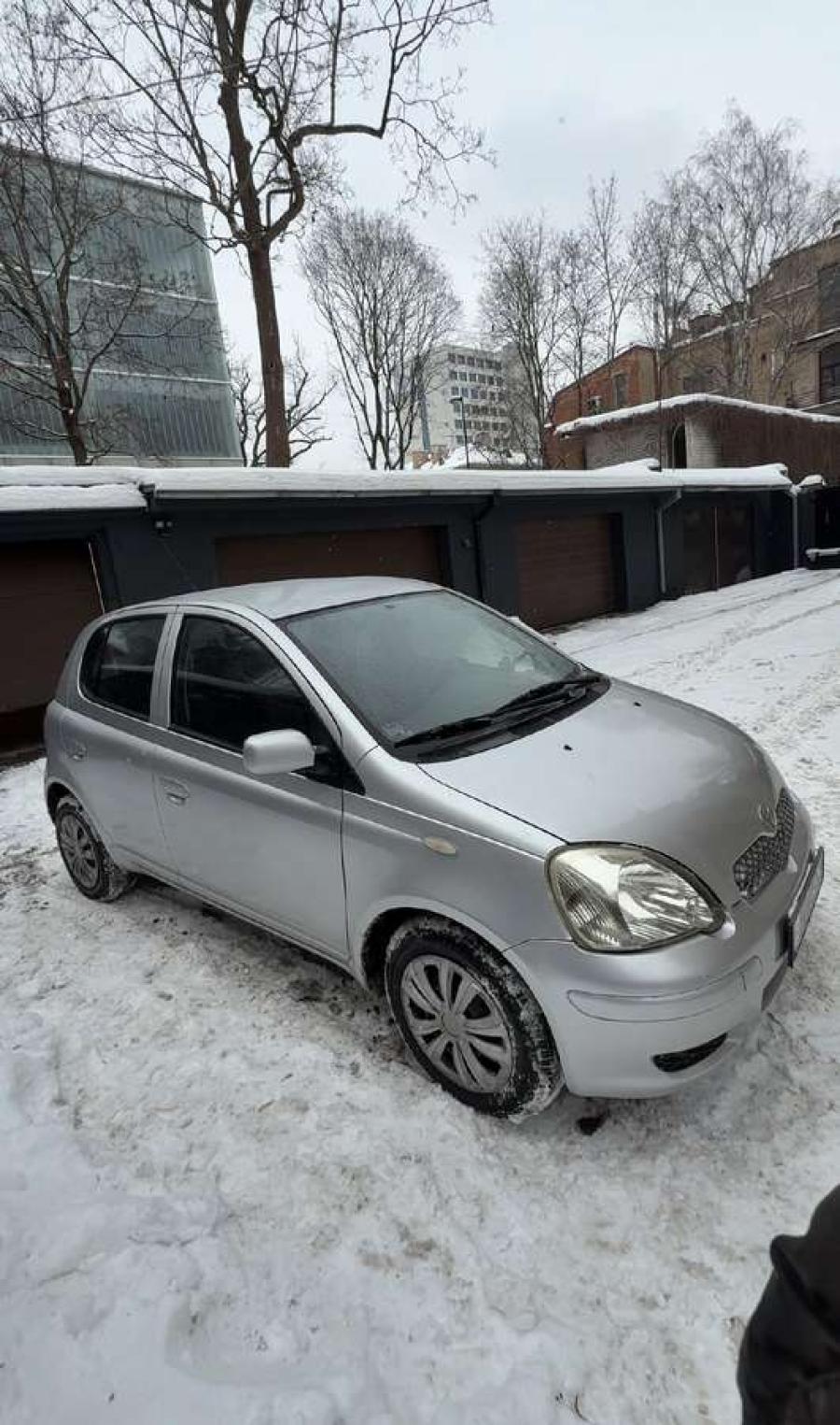 Grey Toyota Yaris 2004 in Kaunas, with an engine capacity of 0.00 L and mileage of 190 thousand km for 990 €, photo 4 on AUTOMOTO.COM.LV