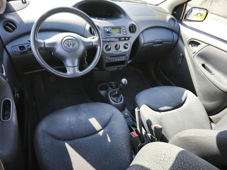 Pelēks Toyota Yaris 2004 Kauņa, ar dzinēja tilpumu 1.40 L un nobraukumu 212 tūkst. km par 399 €, foto 7 vietnē AUTOMOTO.COM.LV