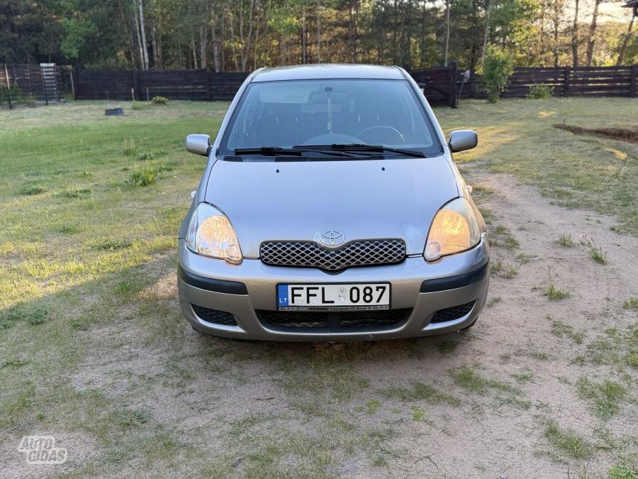 Pelēks Toyota Yaris 2004 Viļņa, ar dzinēja tilpumu 1.40 L un nobraukumu 230 tūkst. km par 1000 €, foto 1 vietnē AUTOMOTO.COM.LV